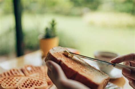 아침 식사에 손에 손에 토스트 빵에 버터를 확산 칼 커피와 디저트 컨셉 건강한 식생활에 대한 스톡 사진 및 기타 이미지