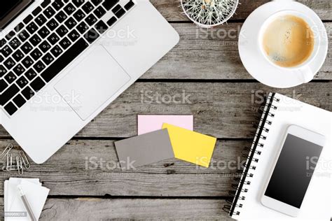 직장에서 무선 디지털 장치 커피 컵 및 빈 카드의 최고 보기 0명에 대한 스톡 사진 및 기타 이미지 0명 개체 그룹