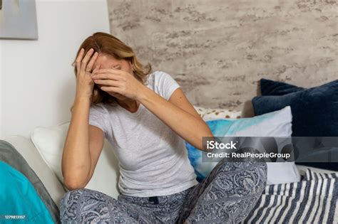 건강 고통스럽고 아픈 느낌 두통과 발열을 가지고 이마에 손을 들고 고통스러운 머리 통증과 스트레스로 고통받는 아름다운 불행한