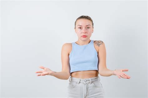예쁜 여자가 흰색 배경에 손바닥을 열고 있다 프리미엄 사진