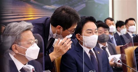 관계자와 대화하는 원희룡 국토교통부 장관