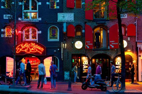 Ámsterdam Prohíbe Las Visitas Guiadas Por El Barrio Rojo