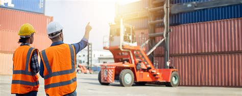 비즈니스 물류 개념 물류 계획을 위한 화물 화물선 의 컨테이너 상자를 제어하는 포먼 제어 및 젊은 노동자 여성과의 작업 설명 25 29세에 대한 스톡 사진 및 기타 이미지