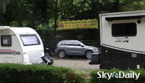 ‘캠핑카 무단주차 금지 안내문에도 ‘아랑곳