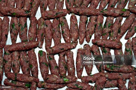 케밥 스타일의 쿠프타 다진 양고기 양고기 송아지 고기 또는 쇠고기의 일종인 Shish Kofta 또는 허브 파슬리 민트와