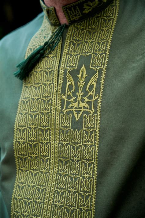 Чоловіча вишиванка в патріотичному стилі оливкового кольору Герб