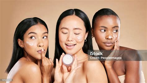 스킨케어 여성 및 페이스 크림은 갈색 배경에 대한 웰빙 몸단장 및 위생을 위한 스튜디오에 있습니다 친구 아름다움과 로션은 고립 된 동안 다른 얼굴 및 피부 제품을 가진 걸