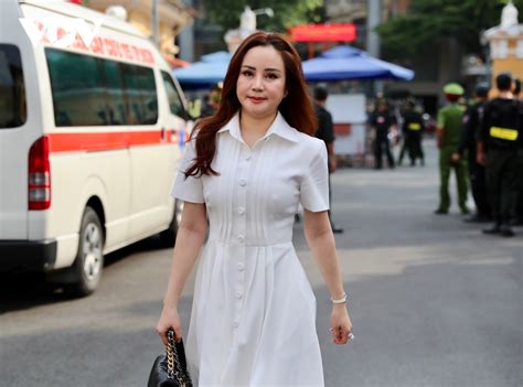 Đàm Vĩnh Hưng Vy Oanh Tới Phiên Toà Xét Xử Nguyễn Phương Hằng