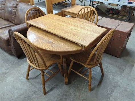 Round Oak Pedestal Dining Table With Leaf And 4 Chairs Isabell Auction