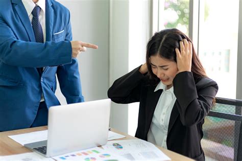 성 난 보스 지점 사무실 장소비즈니스 개념에서 아시아 비즈니스 여자 직원을 비난 하는 손가락 경영자에 대한 스톡 사진 및 기타
