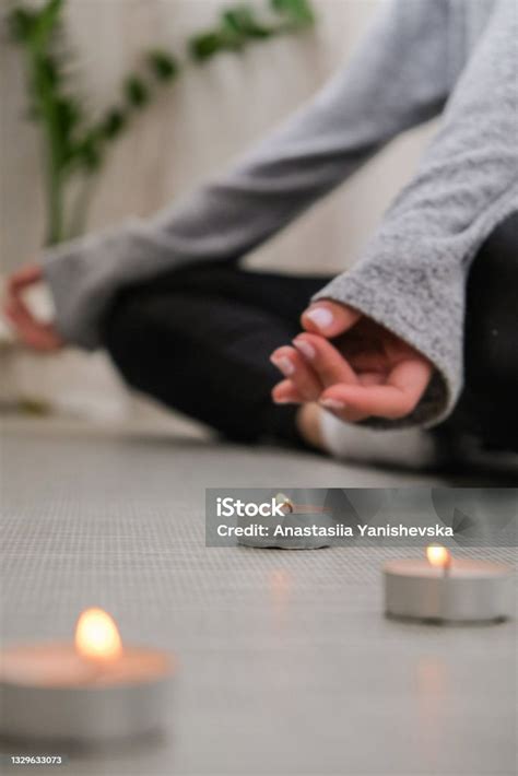 클로즈업 집에서 요가 운동을하는 여자 마음 챙김 명상 편안한 호흡 쉬운 포즈 체육관 건강 한 라이프 스타일 개념 불타는 촛불 빛