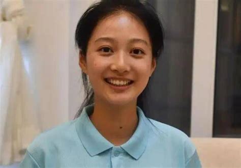 冯琳担任复旦大学校庆主持人，毕业半年落户上海，成东方卫视一姐梦想活动大学生