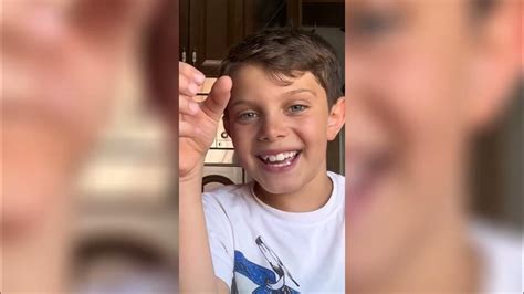 Μικρος φτιαχνει παγωτο με κιντερ κι κρεμα γαλακτος Youtube