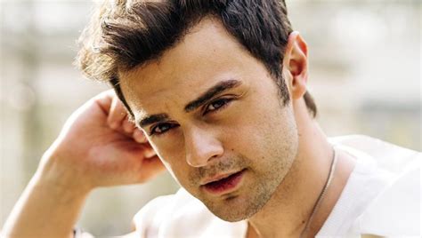 Quién Es Yiğit Koçak El Actor De Turquía Que Protagoniza Todo Por Mi Hogar