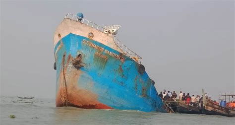 মেঘনায় জ্বালানি তেল নিয়ে ডুবল জাহাজ