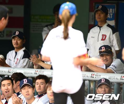 메인 게시판 미란다 커가 내 앞을 지나가고 있어