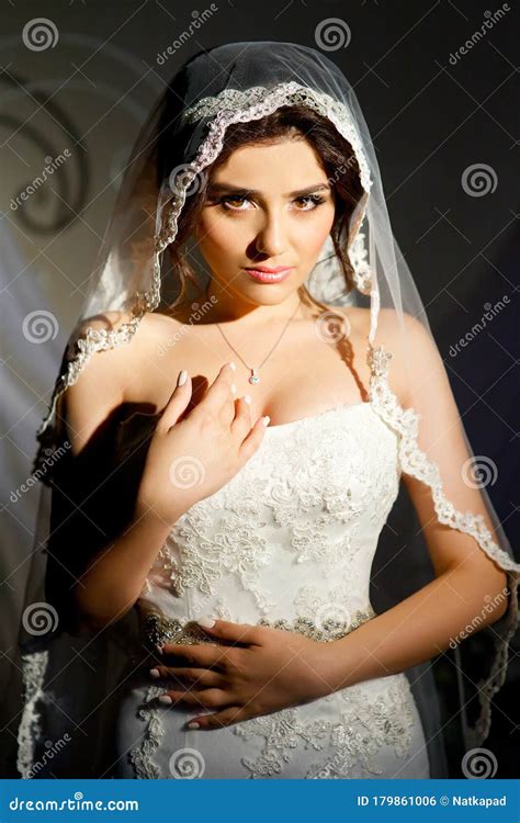 Linda Noiva De Menina Em Um Vestido Branco De Noiva Em Frente à Parede Foto de Stock Imagem de