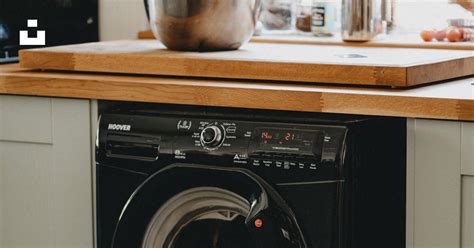 검은색 전면 부하 세탁기 옆에 흰색 플라스틱 세탁 바구니 사진 Unsplash의 무료 검정 이미지