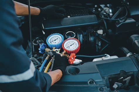 측정 매니폴드 게이지를 사용하여 자동차 정비사의 손을 감아 냉매를 점검하고 자동차 에어컨을 채워 수리하고 수리 서비스 지원 유지 보수 및 자동차 보험을 확인합니다 가정용