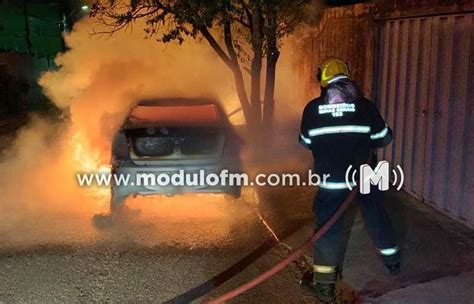 Chamas de carro que pegou fogo atinge fiação pública e deixa residência