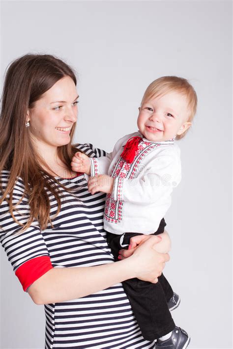 Madre Feliz Con El Hijo En Blanco Foto De Archivo Imagen De Familia Cabrito 63451268