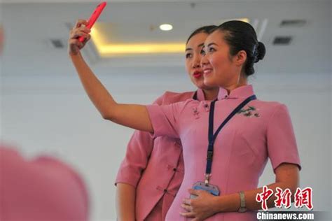 “旗袍”空姐扮靓客舱喜迎新春佳节新闻频道中国青年网