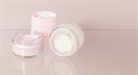 베이지색 배경과 유리 표면에 일상적인 자기 관리를 위한 크림이 있는 3개의 열린 화장품 용기 앞 모습 복사 공간 0명에 대한 스톡 사진 및 기타 이미지 Istock