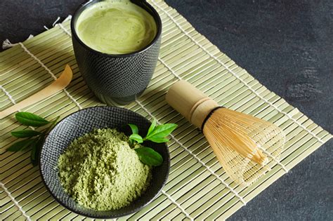 검은 색 배경에 일본 매트에 유기농 녹색 말차 와 차 액세서리 일본 다도 컨셉 검은색에 대한 스톡 사진 및 기타 이미지 검은