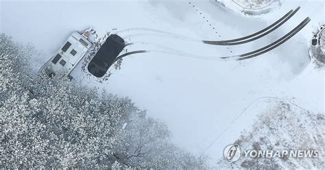 눈 내린 날 떠난 자국