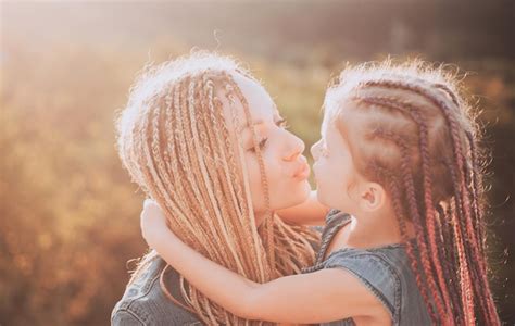Primer Plano Retrato De Madre Sonriente Abrazando Linda Peque A Hija Retrato Primer Plano Feliz