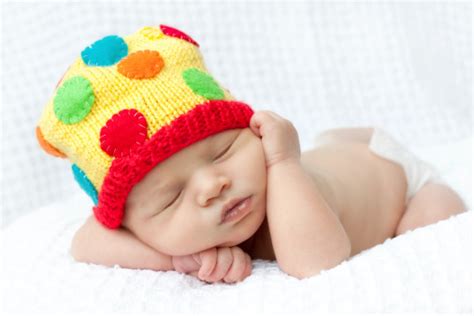 신생아를 진찰해야 In 색상화 물방울무늬 뜨개질하다 합니다 아기에 대한 스톡 사진 및 기타 이미지 아기 잠자기 갈색 머리 Istock