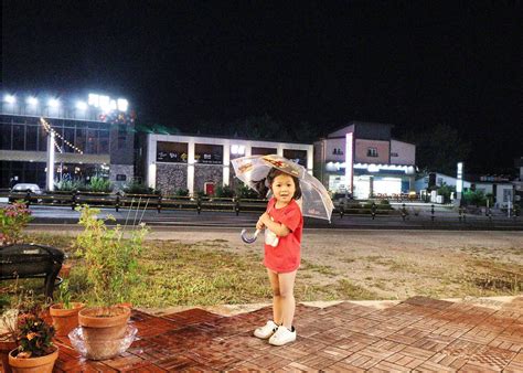 Sunshine 하의실종 패션 🌱 5월 이상고온으로 낮 최고기온이 34도를 찍은 가운데 우리집 귀염둥이 예림이가 스프링쿨러의 물줄기를 우산으로 받아내며 바지를 벗은 채