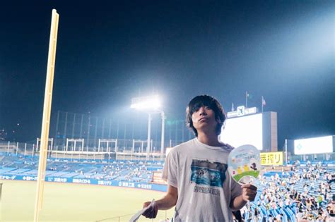 クリープハイプ・尾崎世界観が、『東京ヤクルトスワローズ×横浜denaベイスターズ』戦の始球式に登場 The First Times