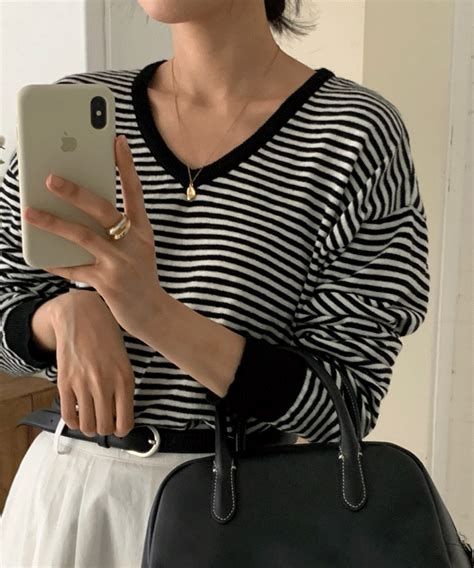 [오늘출발🤎] 마리 브이넥 단가라 스트라이프 여성 긴팔 숏 니트 3color 데일리룩 심플룩 직장인룩 에이블리