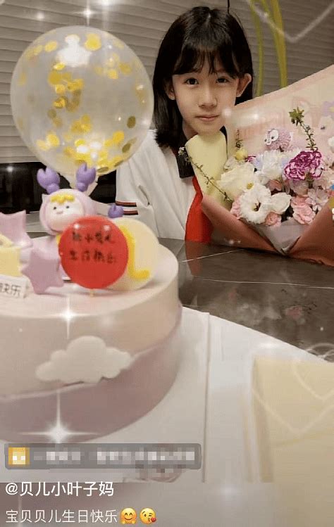 陆毅鲍蕾为女儿庆生，14岁贝儿身高快超妈妈，母女挽手逛街似闺蜜夫妻生日爸爸