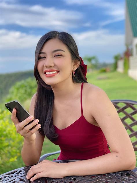 ဆွဲဆောင်မှုရှိလွန်းတဲ့အလှတရားတွေနဲ့ အိပ်ယာထက်မှာ အနားယူနေတဲ့ မေမြင့်မိုရ်ရဲ့ ချစ်စရာဗီဒီယိုဖိုင