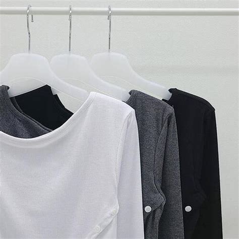 룸제이 은근섹시🖤힙한유니크말라핏몸매보정여리핏팔뚝살커버원숄더빈티지스트릿y2k 도비 슬림핏 골지 버튼 단추 어깨 트임 언발 사선 원 오프숄더 세미 크롭 긴팔티셔츠