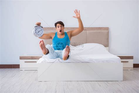 年轻人在床上醒来高清图片下载 正版图片502636884 摄图网