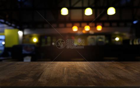 在餐厅的抽象模糊布基背景面前的空暗黑木桌可以用于显示或蒙合您的产品高清图片下载 正版图片304443833 摄图网
