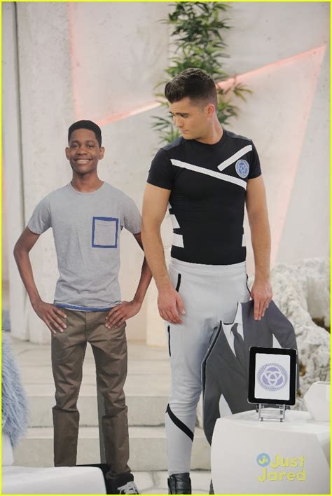 Leo Leaves The Bionic Island On Lab Rats Tonight See A Sneak Peek
