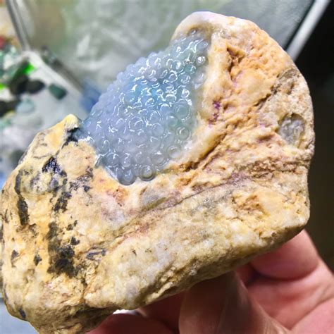 翡翠原石打灯冰感翡翠原石有冰感翡翠原石打灯起荧光大山谷图库