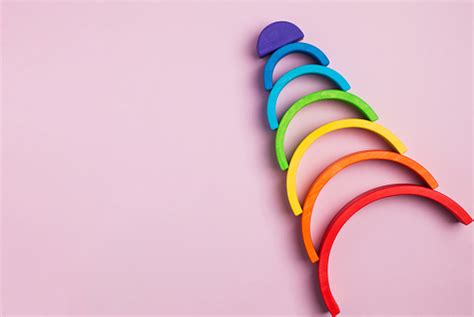 분홍색 배경에 밝은 나무 무지개 장난감 몬테소리 재료 개념 초기 어린이 개발 공간을 복사합니다 0명에 대한 스톡 사진 및 기타