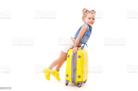 Attructive 블루 셔츠 흰색 반바지와 선글라스에 귀여운 소녀 노란색 가방에 걸어 가방에 대한 스톡 사진 및 기타 이미지 가방 고립 색상 관광 Istock