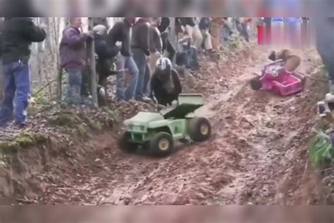 赛车比赛还有这么搞笑的，车轱辘都跑掉了，扛起来也要跑到终点