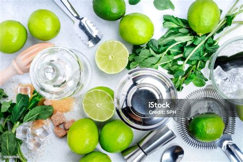 모히토 칵테일 만들기 민트 라임 얼음 흰 럼 지팡이 설탕 재료와 바 기구 맨 위 보기 흰색 배경 플랫 레이 0명에 대한 스톡
