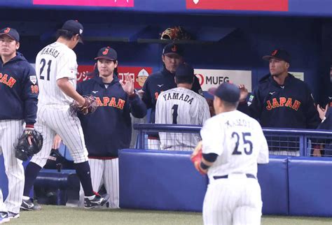 壮行試合＜侍・中＞3回、今永（左）を迎える大谷（左から2人目）とヌートバー（右）（撮影・平嶋 理子） ― スポニチ Sponichi Annex 野球