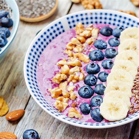 Smoothie Bowl Fruits Rouges Banane Myrtilles Amandes Et Noix