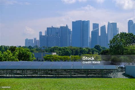배경에 현대 도시 풍경과 전경에있는 태양 전지 패널의 전망 현대 도시의 지속 가능성 싱가포르에 대한 스톡 사진 및 기타 이미지 싱가포르 지속 가능한 자원 태양열