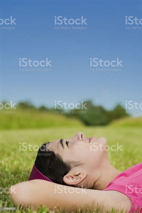 측면 보기 여자아이 라잉 있는 잔디 및 루킹 바라요 검정 머리에 대한 스톡 사진 및 기타 이미지 검정 머리 백인종 옆모습