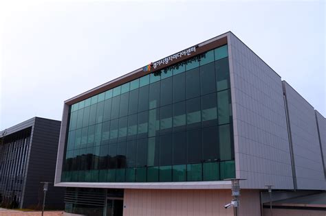 경기시청자미디어센터 경기센터에 간판이 생겼어요 도서관 옆 통유리로 된 건물 간판없는